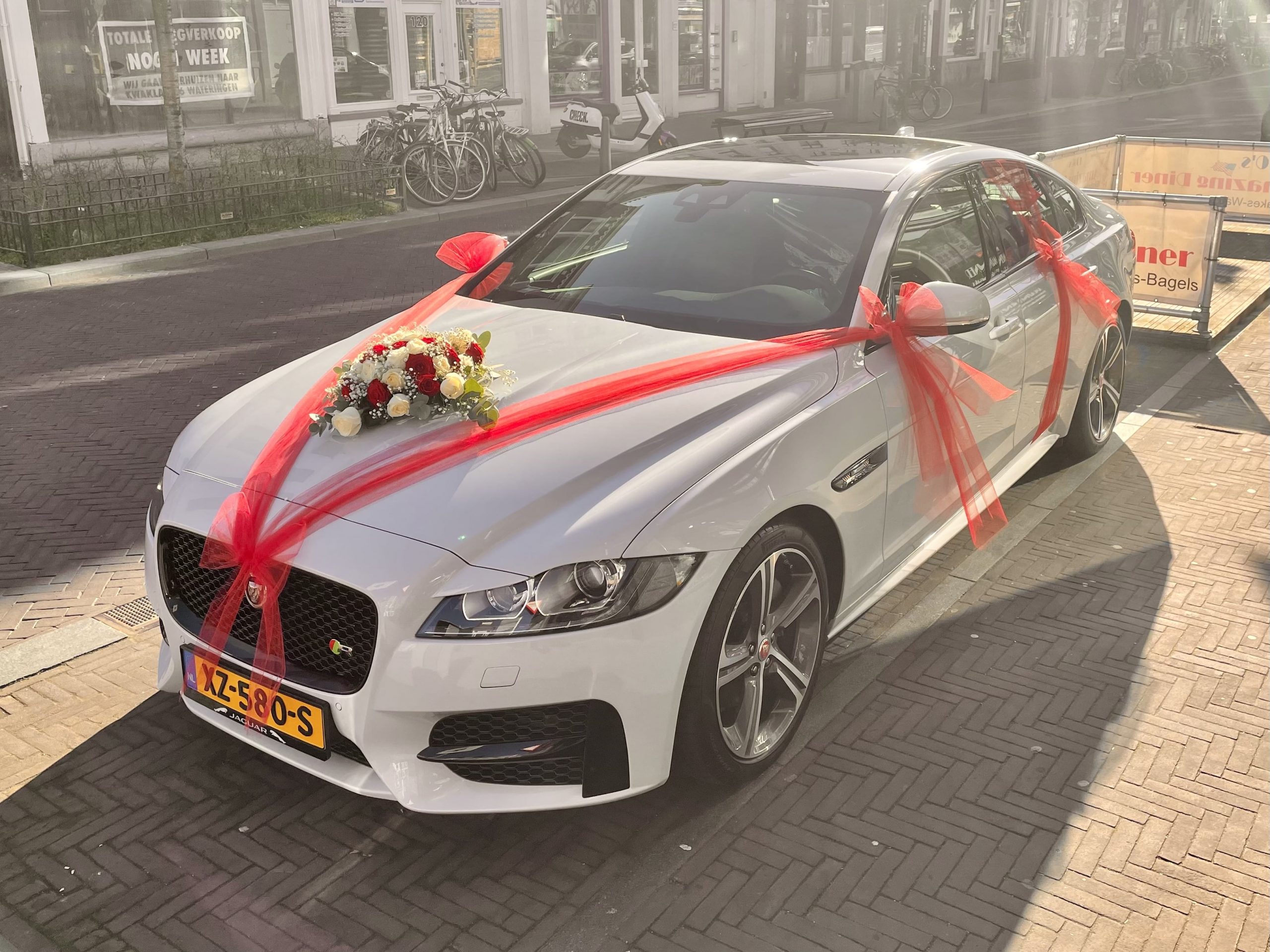 Foto's Porsche Panamera, Jaguar XF-R, Chrysler 300C trouwauto